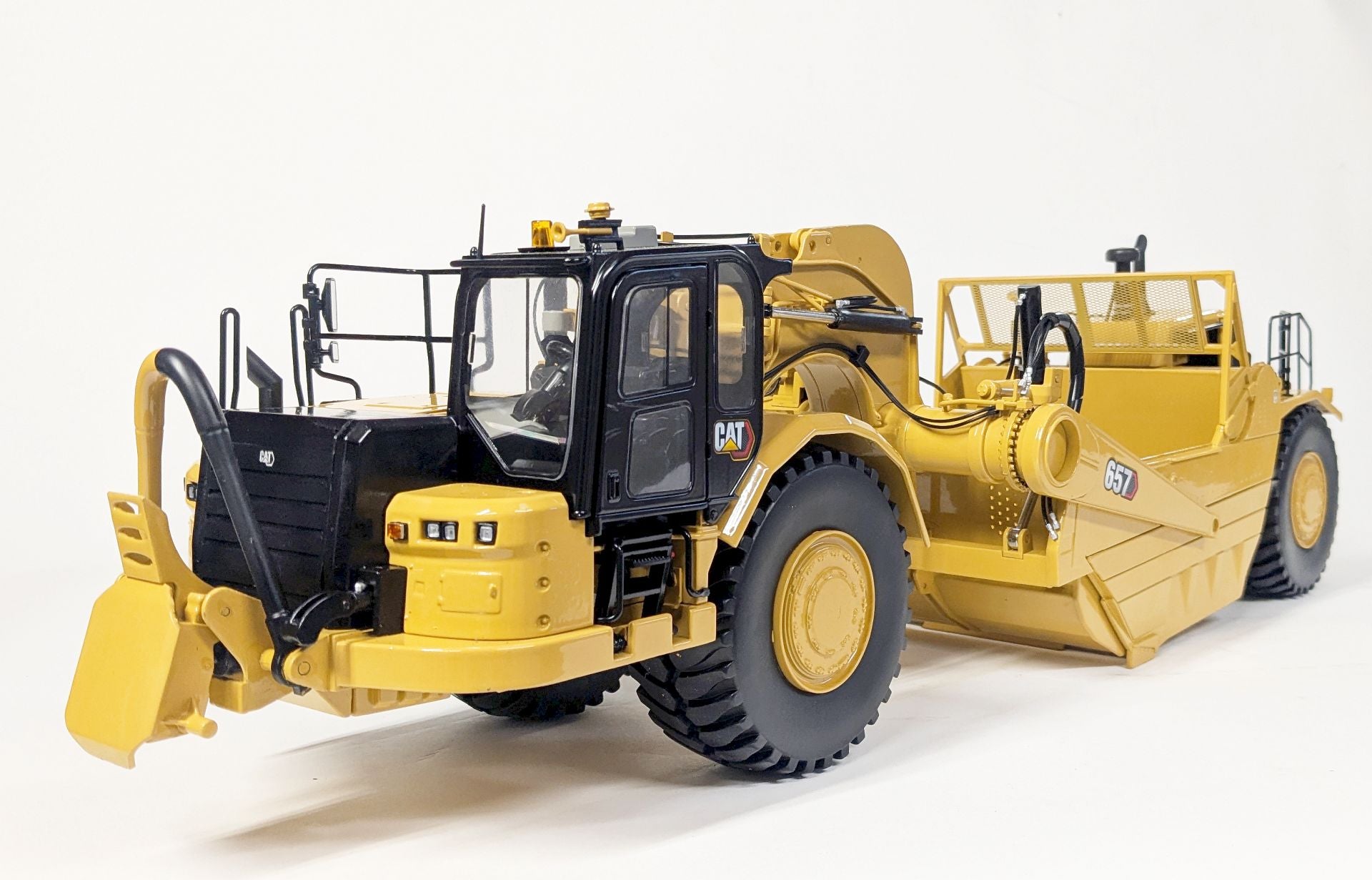CCM 1:24 CAT 657 Scraper – Industrial Icon Models